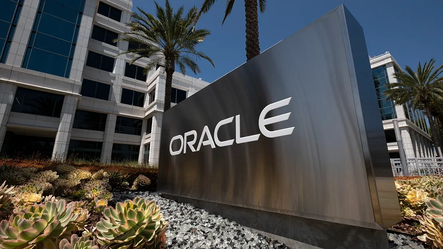 Oracle Lines Up $15B Debt Sale Including Rare 40‑Year Bond at About 165 bps