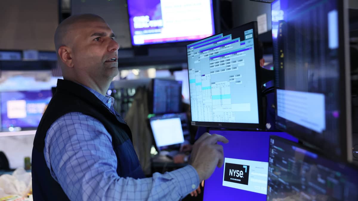 Citi Flags Heavy Crowding in US Chemicals Stocks Amid Mixed Market Moves